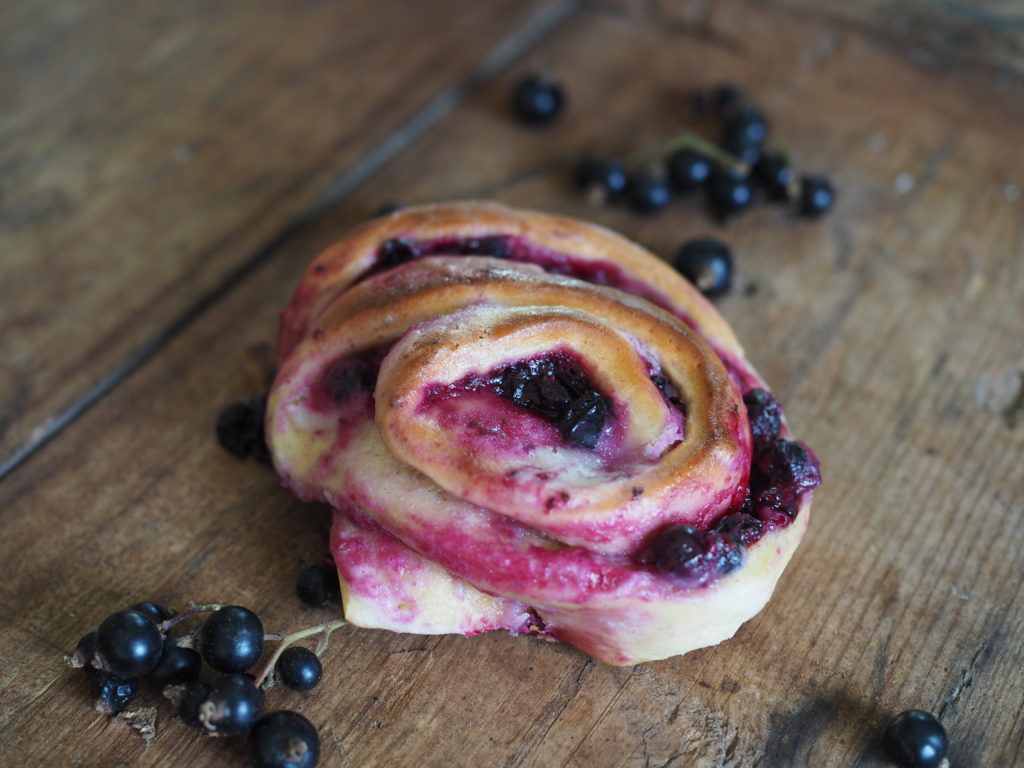 Blackcurrant Sweet Buns (Solbærsnurrer) - North Wild Kitchen